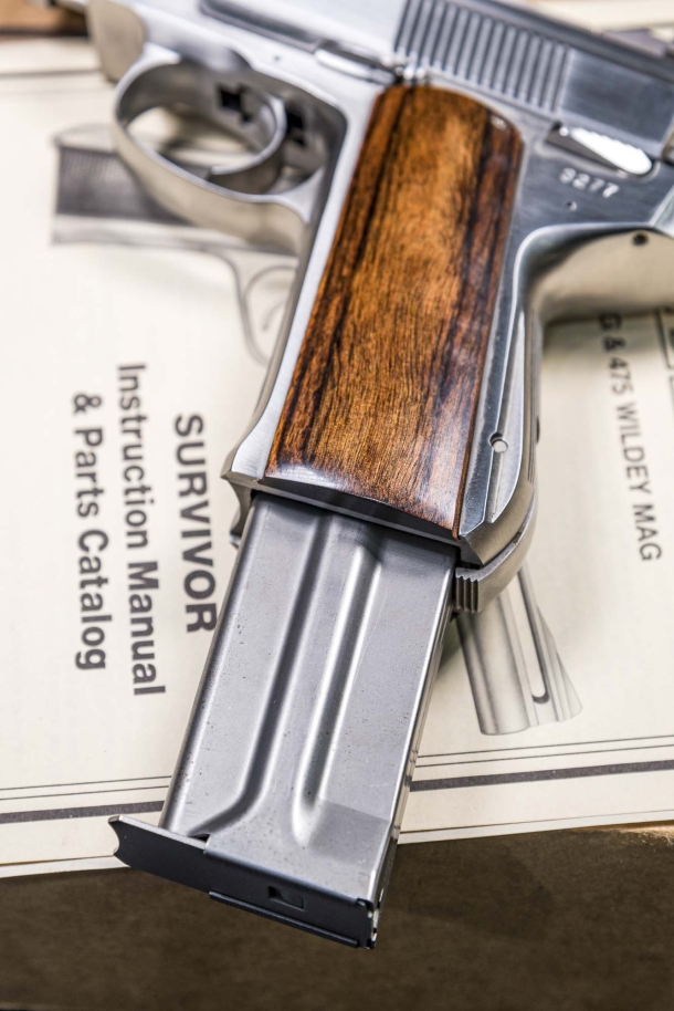 Pištoľ Wildey Survivor - prvá, veľká, originálna - Armádny magazín